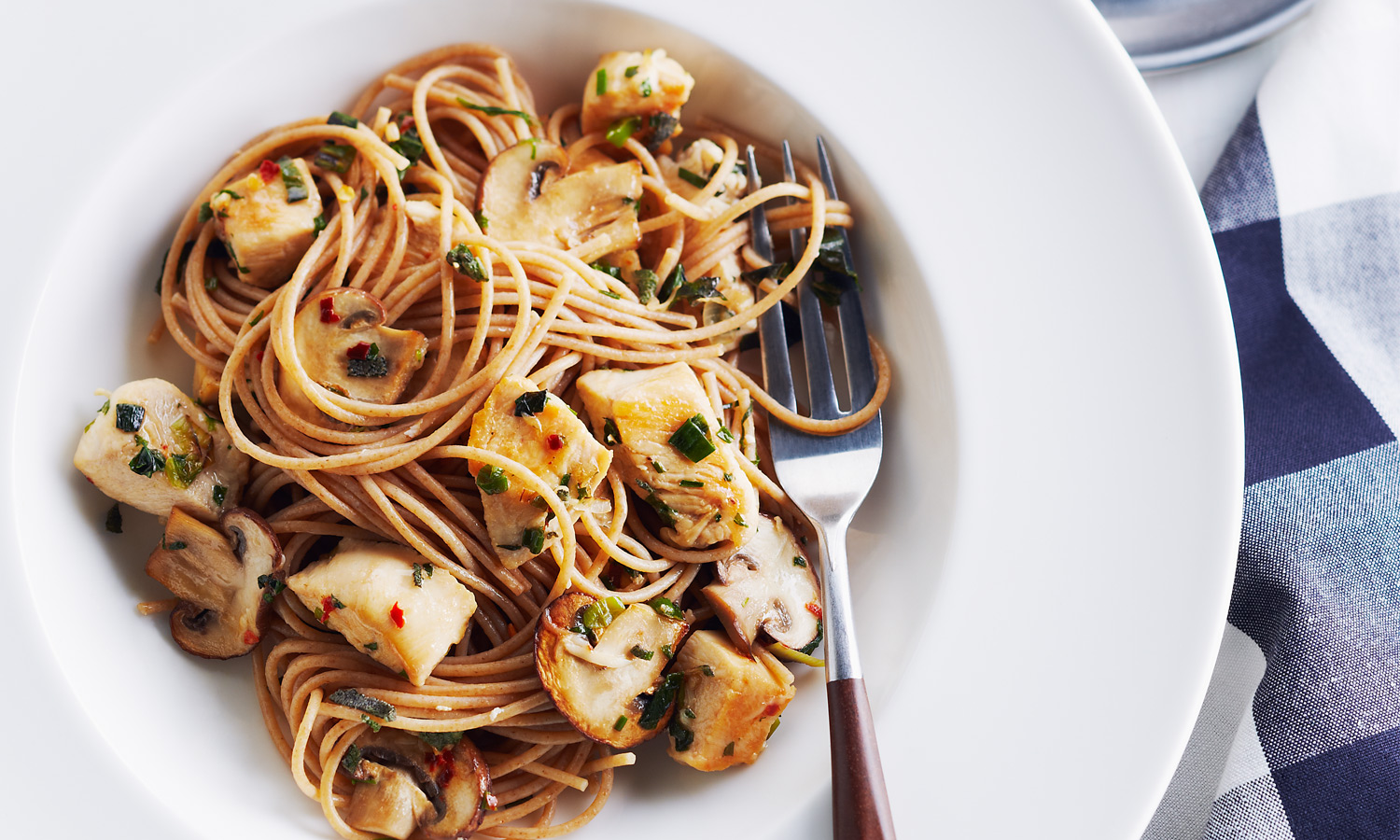 Spaghetti au poulet, aux herbes et aux champignons - Le Poulet du ...