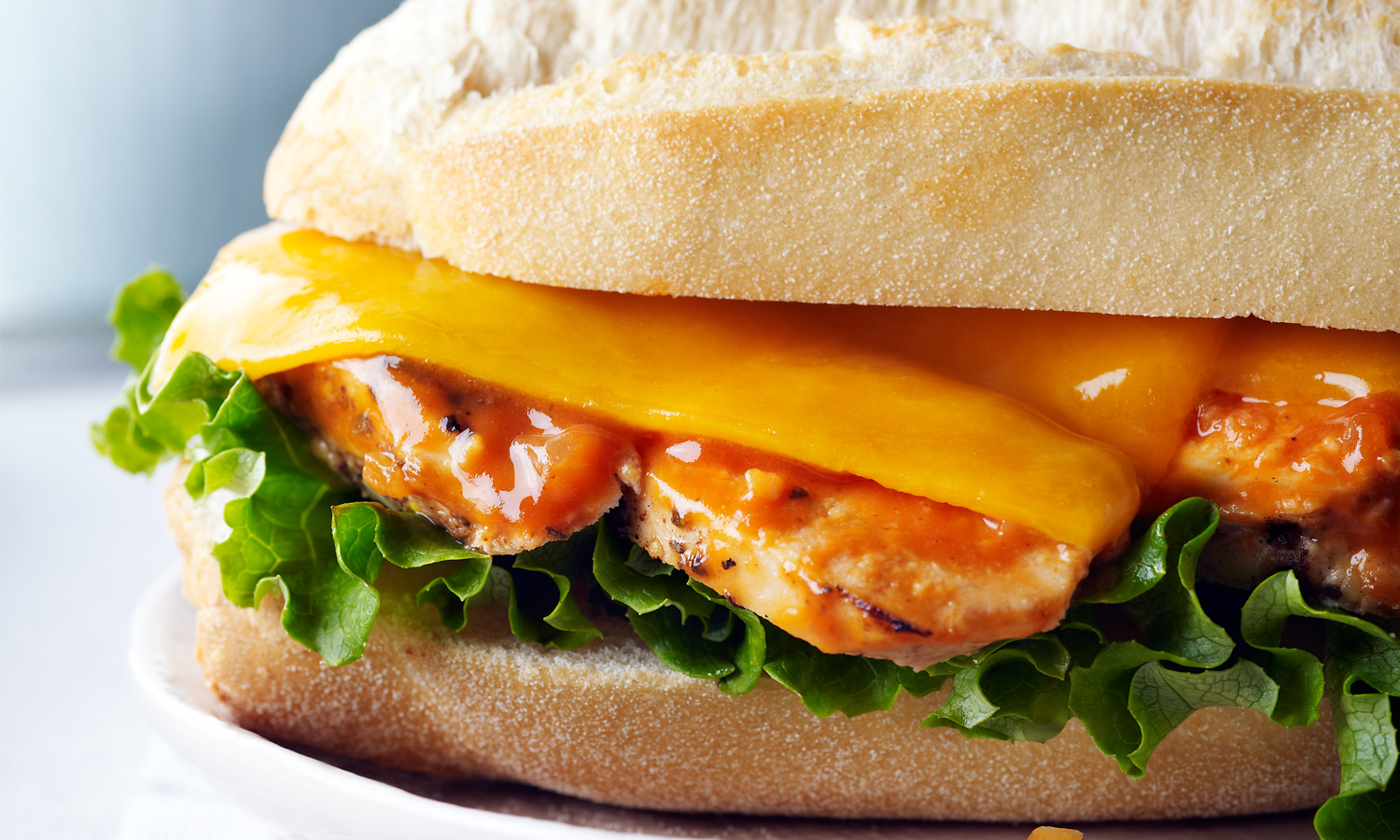 Sandwich au poulet grillé. sauce BBQ et érable - Le Poulet du Québec ...