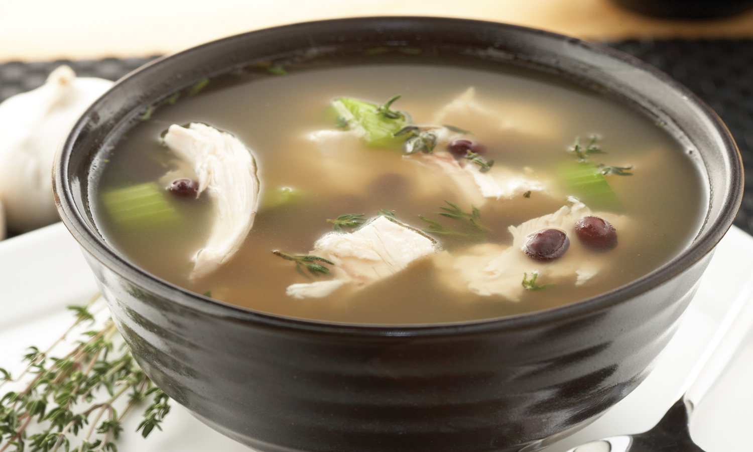 Soupe de poulet rôti à l’ail et aux haricots noirs - Le Poulet du ...